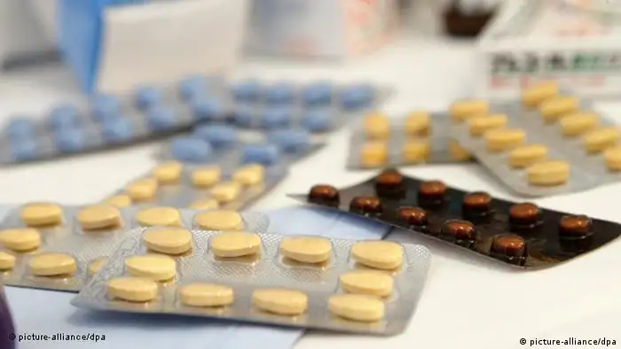 Folien mit gelben Tabletten gegen Malaria