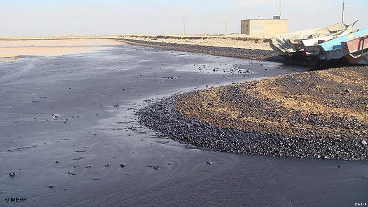 آلودگی نفتی در خلیج فارس؛ از خارک تا گناوه – DW – ۱۴۰۲/۶/۶