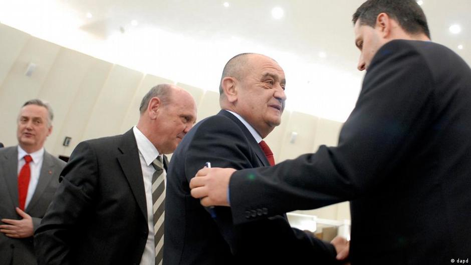 Bosnian government approved – DW – 02/10/2012