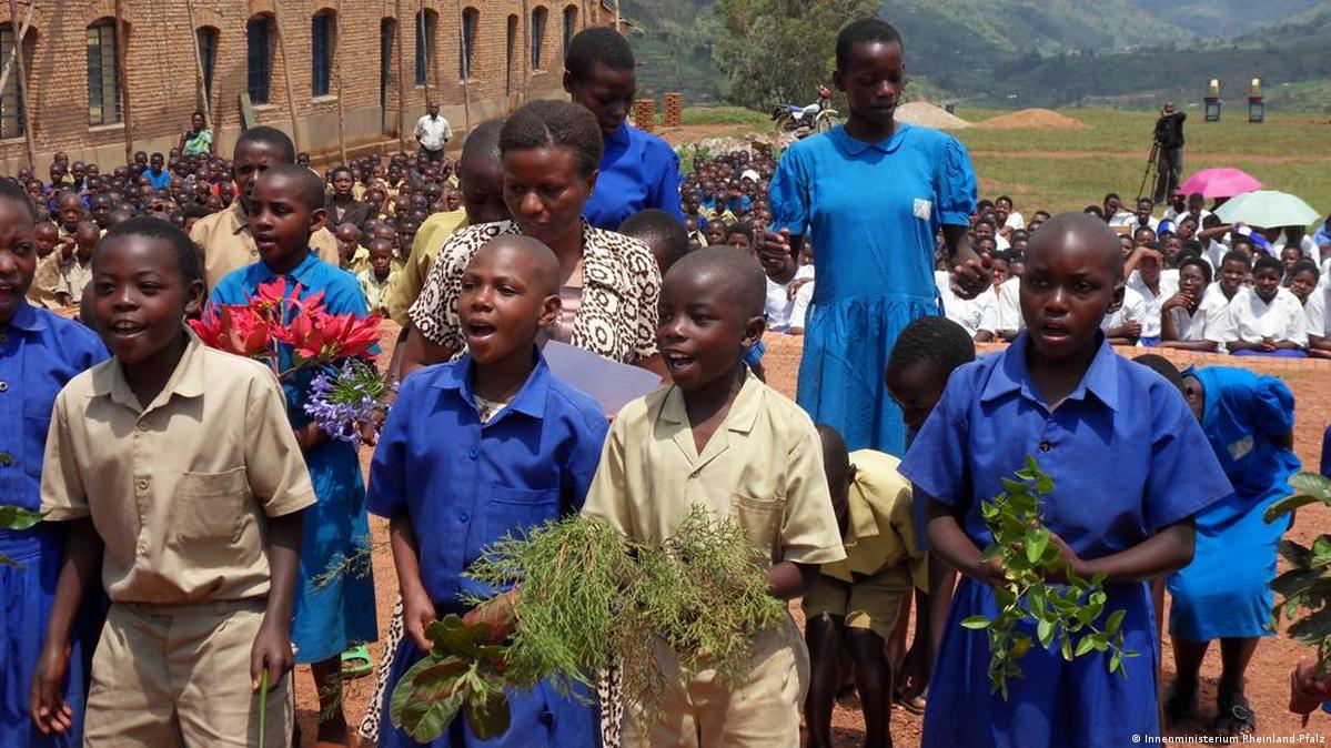 Rwanda : des enseignants pour faire renaître le français – DW – 30/10/2020