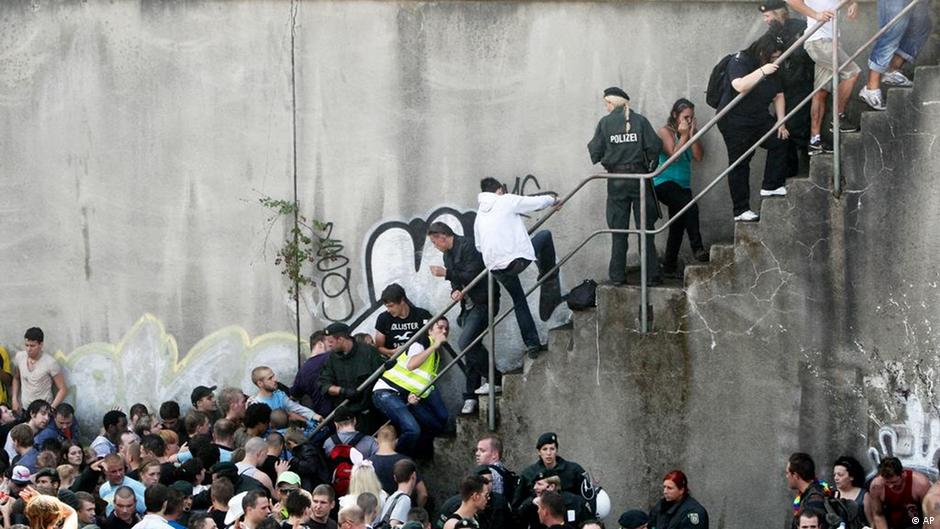 Lights, cameras…crowd control – DW – 04/07/2014