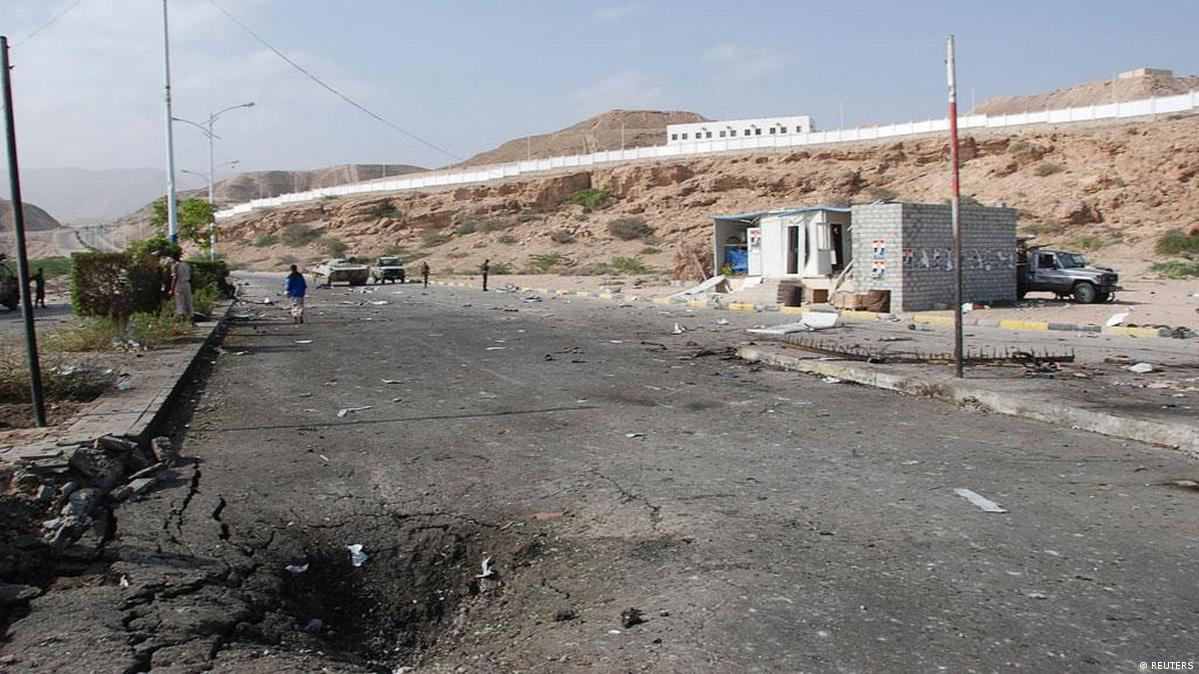 Al Qaeda takes over Mukalla army base in Yemen – DW – 04/03/2015