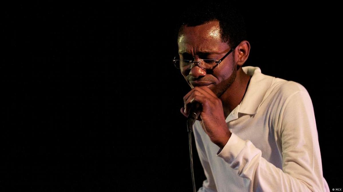 Rapper angolano MCK impedido de viajar para o Brasil – DW – 24/11/2015