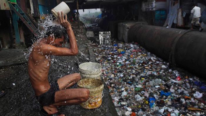 HRW: India's 'untouchables' still pressed to clean human excrement | DW ...