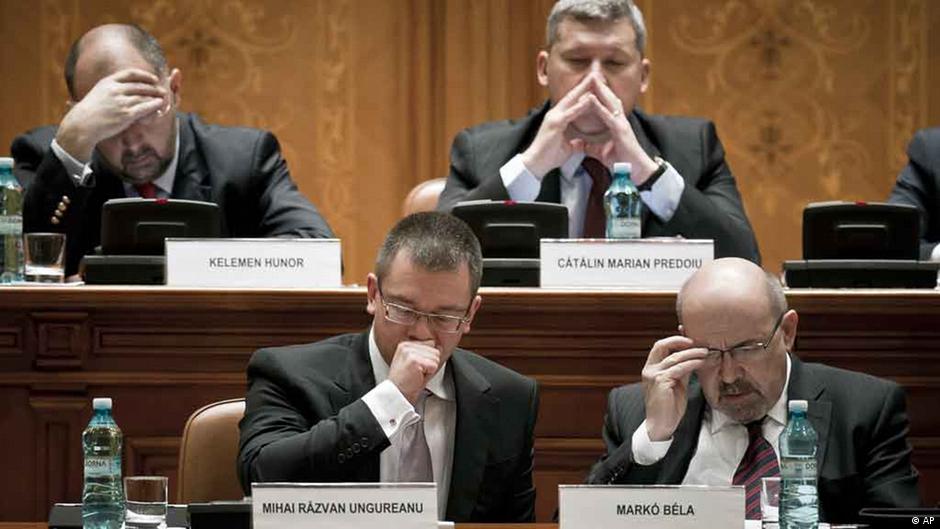 Romanian government toppled – DW – 04/27/2012
