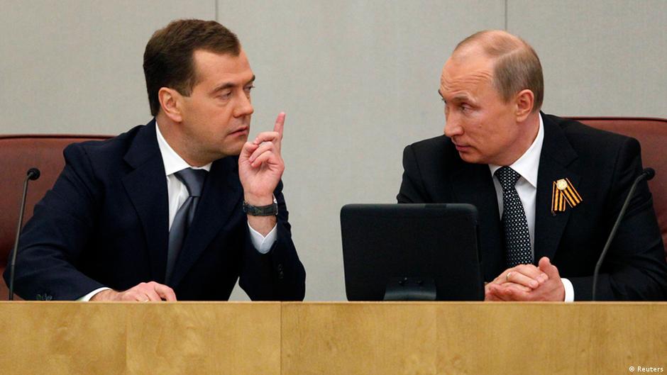 Putin-Medvedev role swap – DW – 05/08/2012