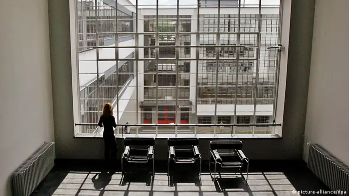 Bauhaus building Dessau (picture-alliance/dpa)