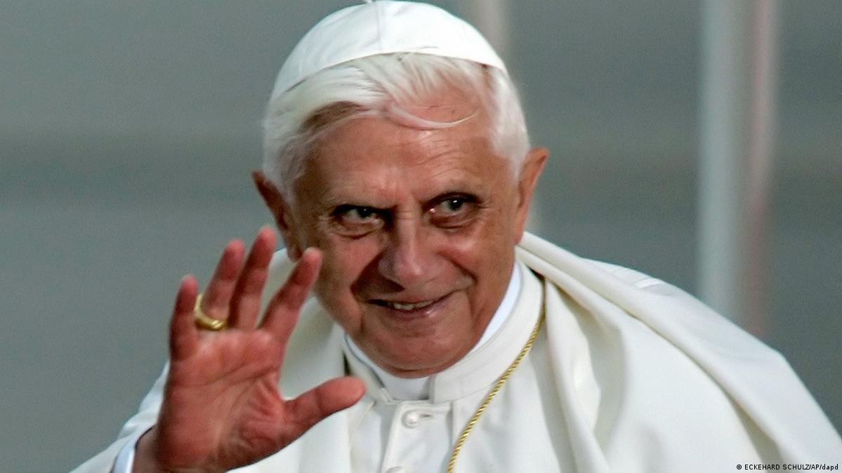 Luces y sombras de Benedicto XVI – DW – 27/02/2013