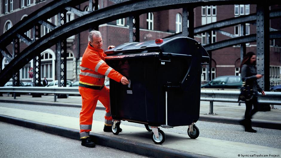 The Camera-Toting Garbage Men – DW – 09/06/2012