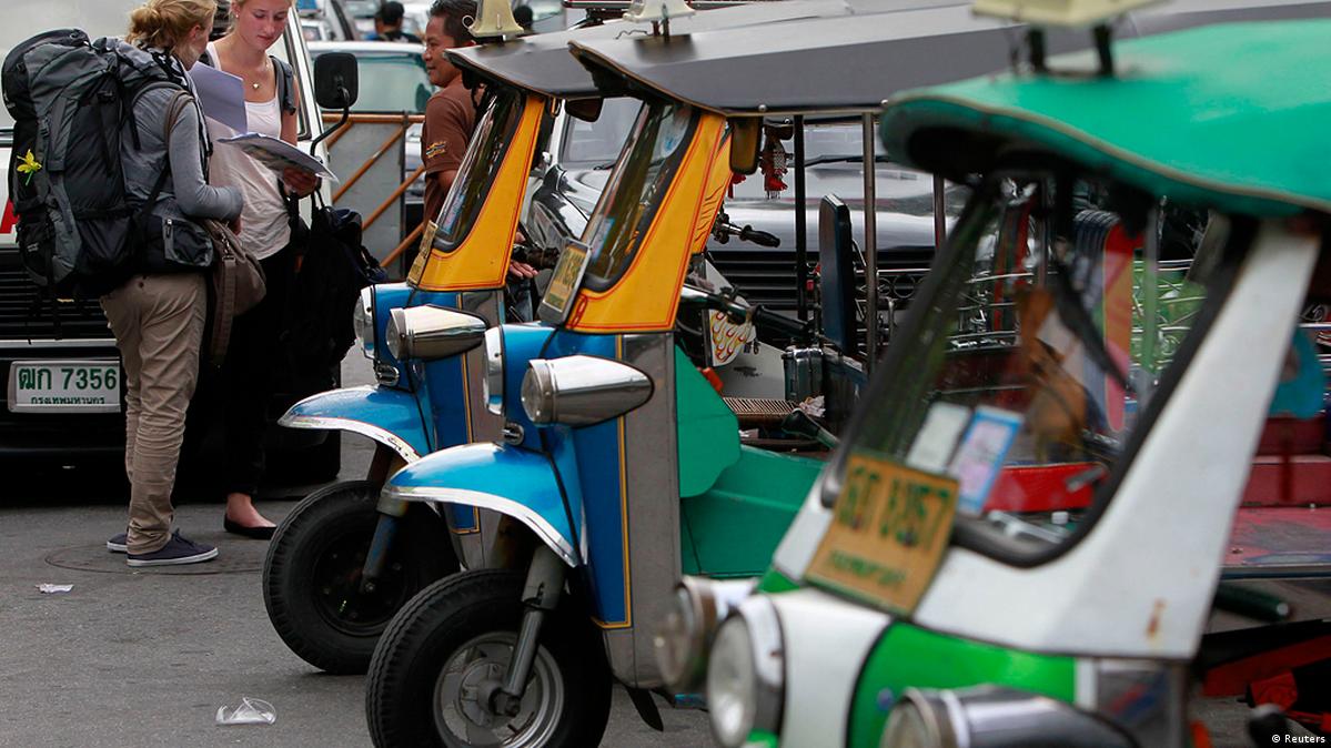 E-tuk-tuks take to streets – DW – 09/13/2011
