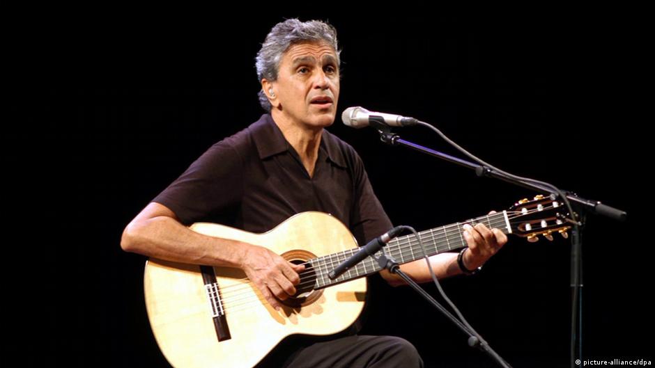 Caetano Veloso, camaleão da música popular, faz 80 anos