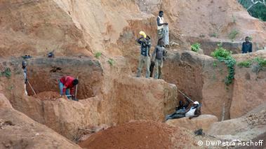 Mogovolas: A luta pelos recursos minerais continua a matar – DW – 18/09 ...