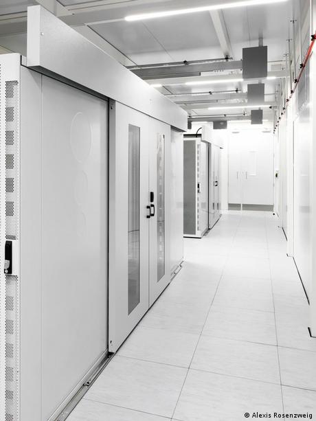 Up inside Iceland′s green cloud | Germany | News and in-depth reporting ...