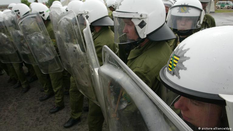 Fighting extremists – DW – 11/16/2012