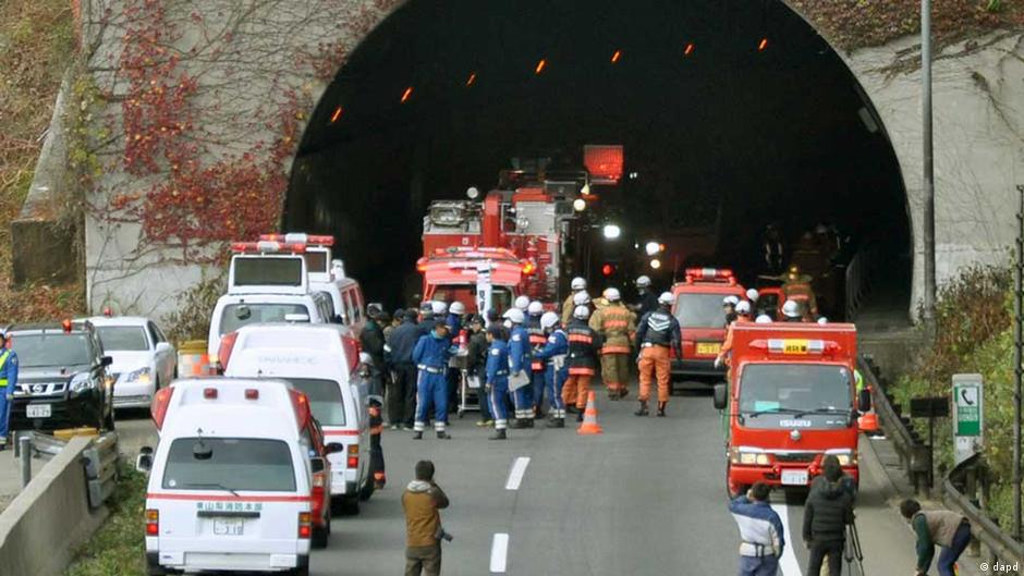 Japanese road tunnel collapses – DW – 12/02/2012