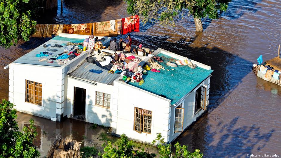 Situação difícil das vítimas das cheias em Moçambique – DW – 31/01/2013