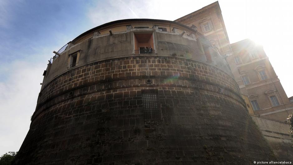 Vatican bank goes public – DW – 10/01/2013