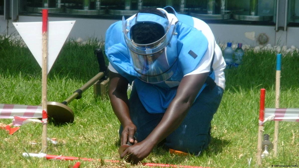 Moçambique está oficialmente livre de minas antipessoais – DW – 17/09/2015