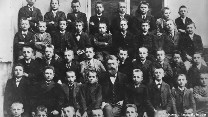 Adolf Hitler / class photo Linz 1900/01 (picture-alliance/akg-images)