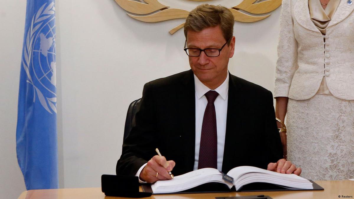 Nations sign UN arms treaty – DW – 06/03/2013