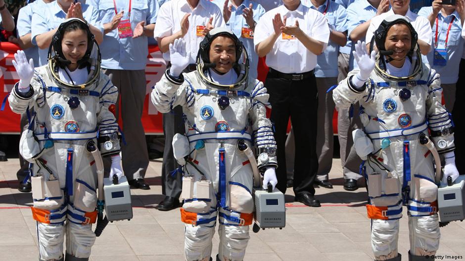 China launches space lab mission – DW – 06/11/2013