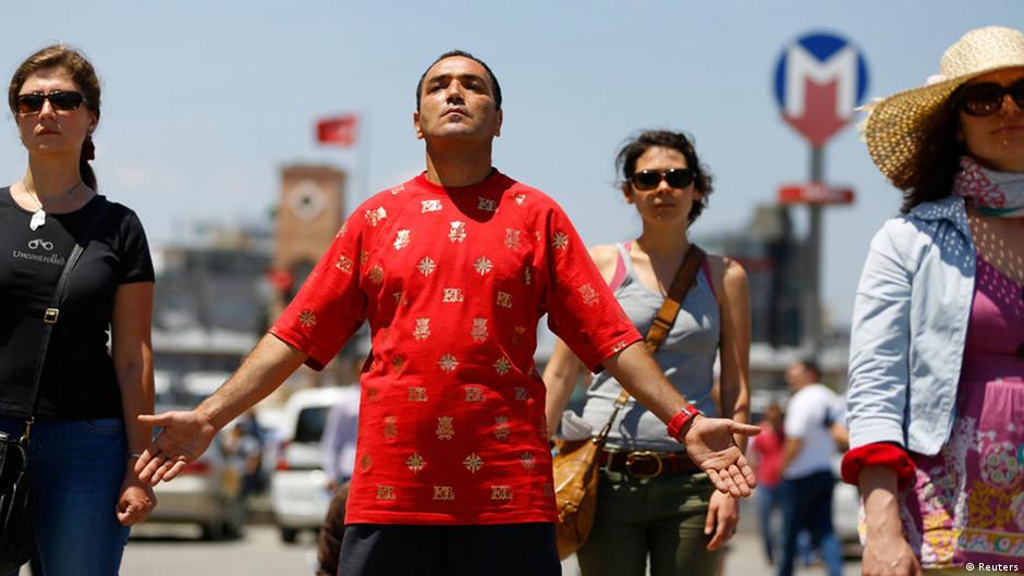 Silent protest – DW – 06/18/2013