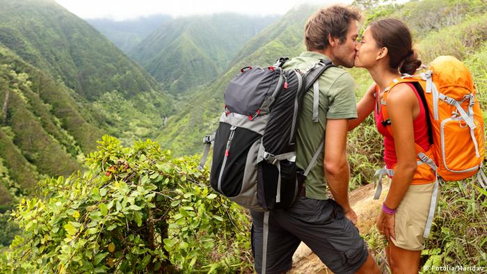 قبلة الحب- إلى اليمين دائما | منوعات | نافذة DW عربية على حياة المشاهير والأحداث الطريفة | DW ...