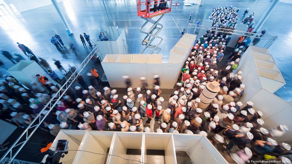 Understanding crowd behavior – DW – 07/08/2013