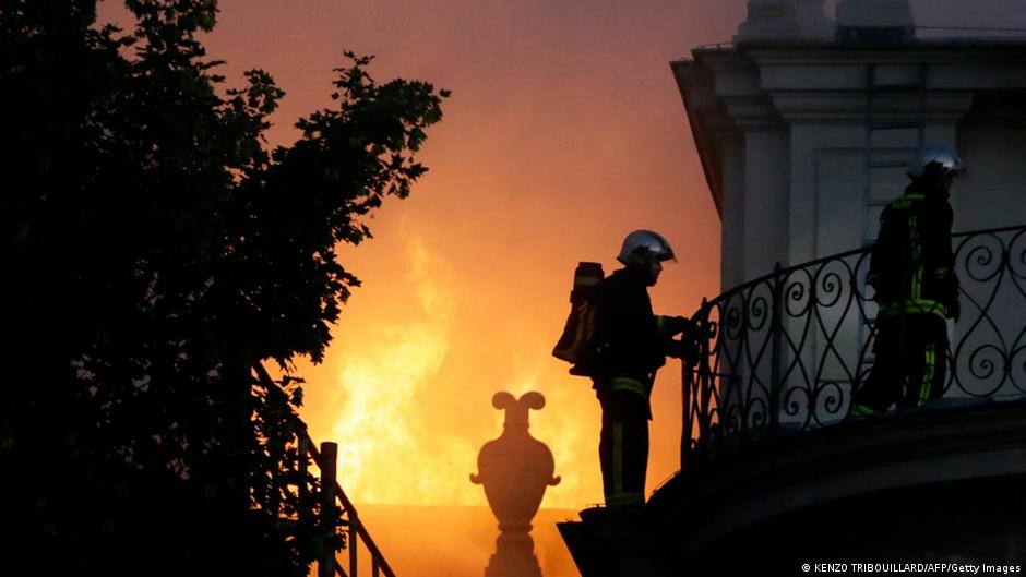 Paris mansion destroyed by fire – DW – 07/10/2013