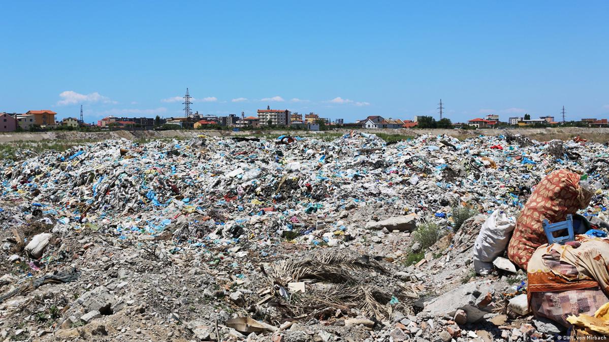 Garbage piles – DW – 08/09/2013