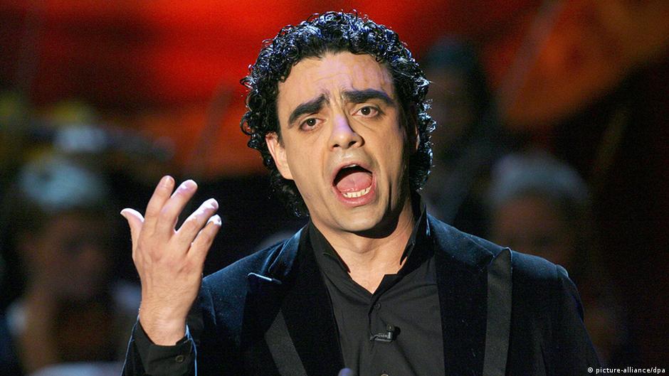 Villazón, entre cantante y presentador
