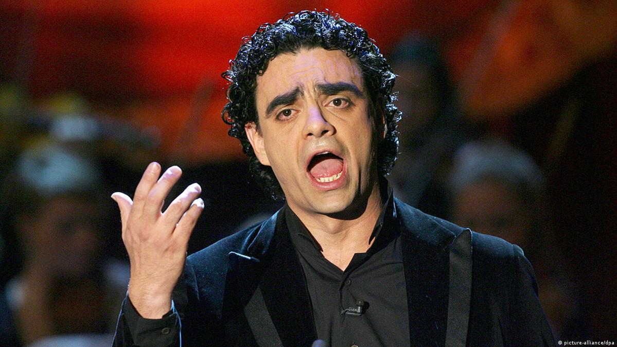 Villazón, entre cantante y presentador