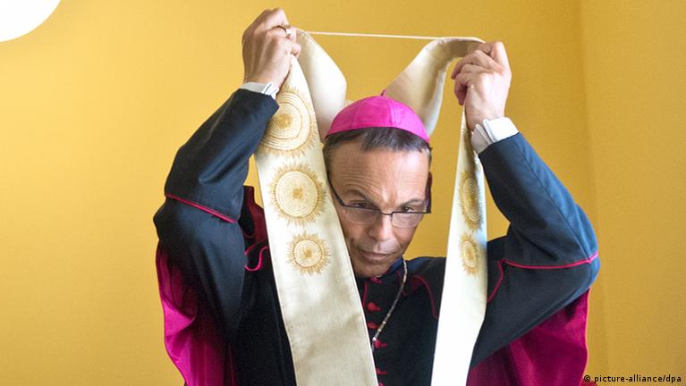 'Luxury bishop' pays fine – DW – 11/18/2013