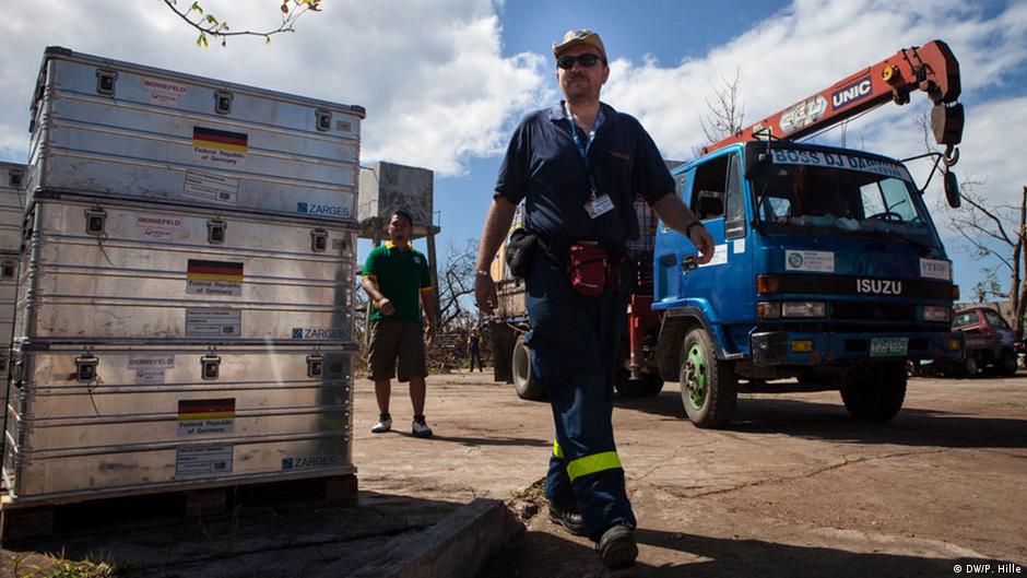 Cleaning up after typhoon Haiyan – DW – 11/20/2013