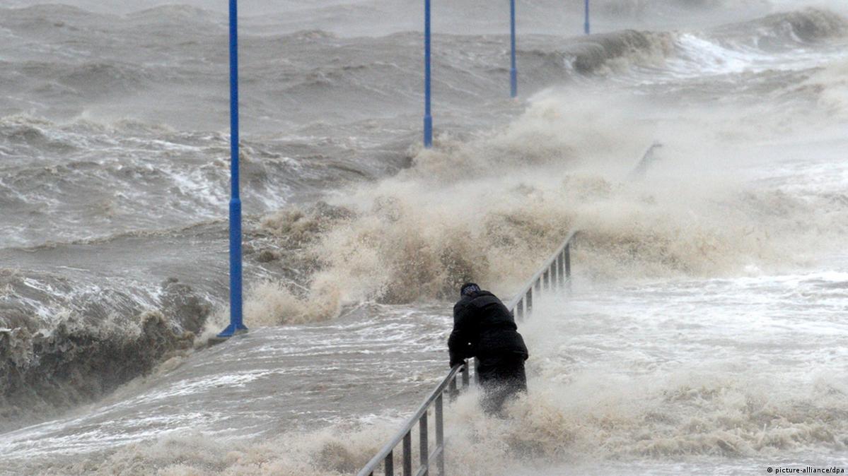 Hurricane Xaver blasts through Germany – DW – 12/06/2013