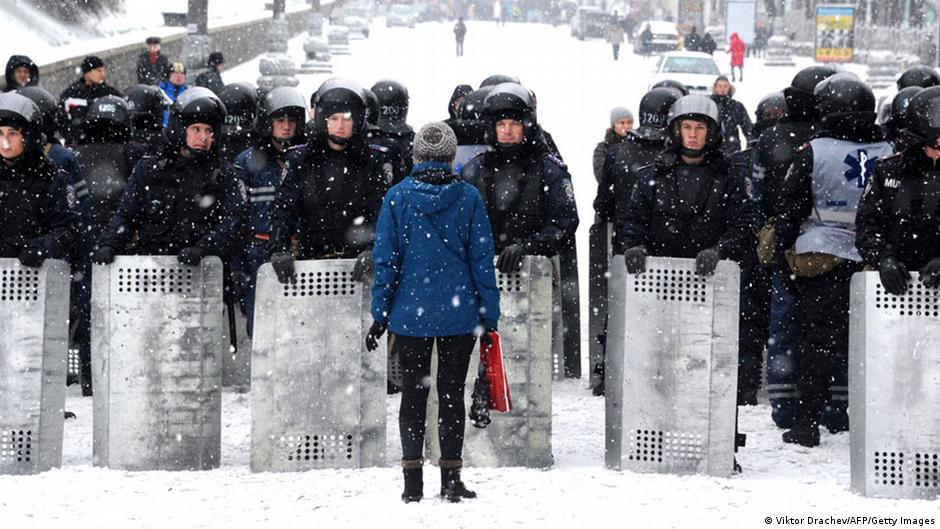 Police raid Ukrainian opposition HQ – DW – 12/10/2013
