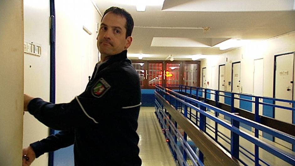 Life of a Prison Guard – DW – 01/08/2014