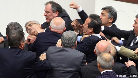 هل تعزز الحكومة التركية قبضتها على السلطة القضائية؟ – DW – 2014/2/18