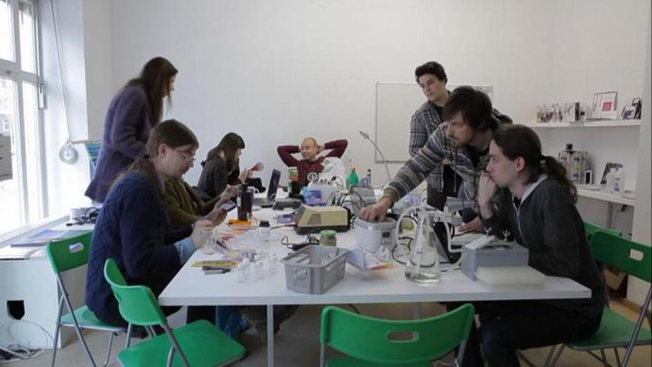 Biohackers - Experimenting in Alternative Labs – DW – 04/01/2014