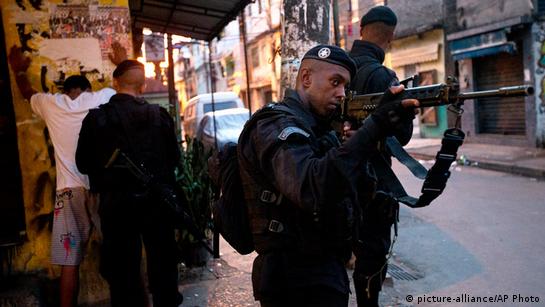 Brasil tem um assassinato a cada nove minutos – DW – 28/10/2016