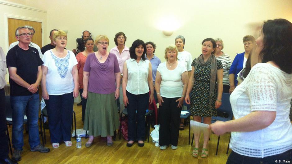 Communal singing gets the day off to a good start – DW – 08/01/2014