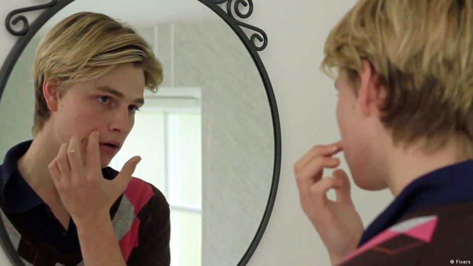 Self-confessed "selfie addict" – DW – 10/06/2014