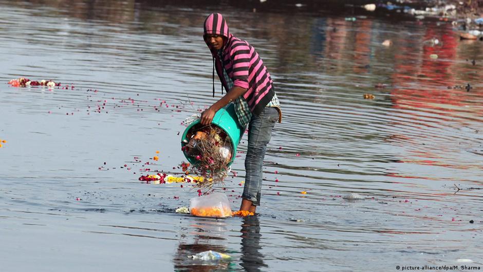 Cleaning up India's dirty Yamuna River – DW – 09/25/2014