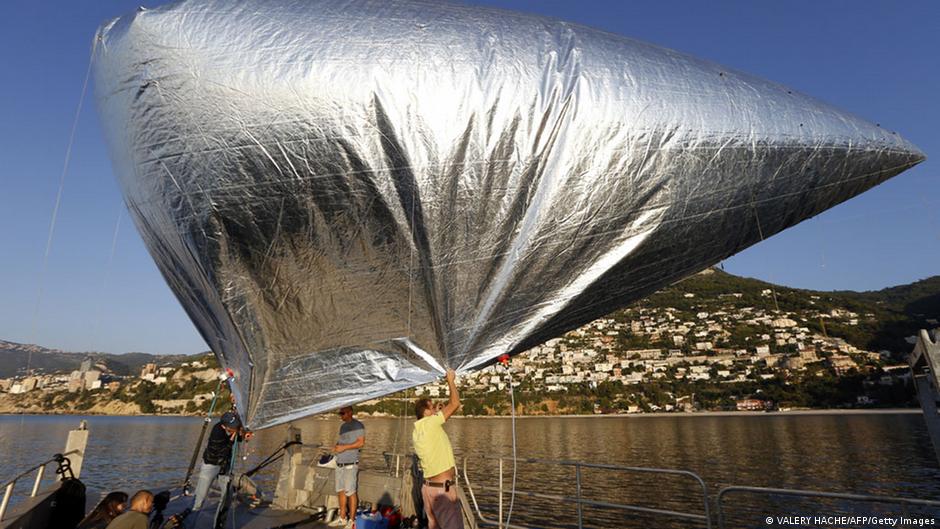 Unusual flying objects – DW – 04/12/2017