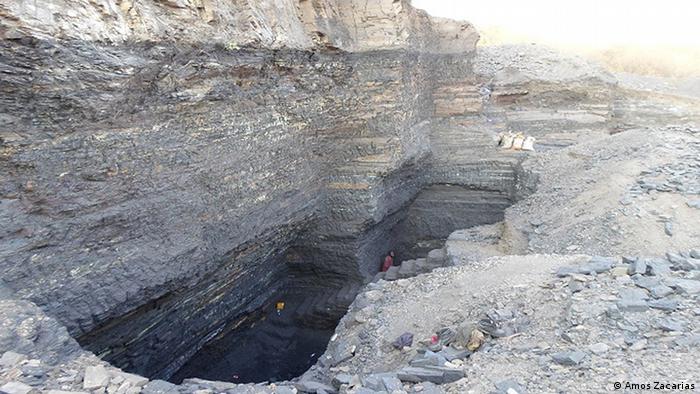 Mineiros correm riscos em mina ilegal em Moatize | Moçambique | DW | 13 ...