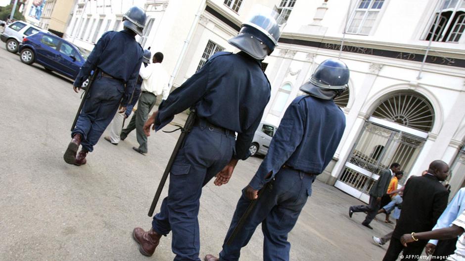 Massive protest erupts in Zimbabwe – DW – 08/03/2016