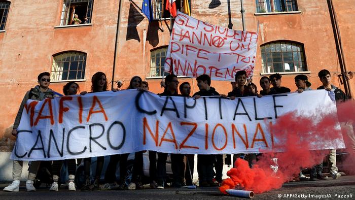 Mafia's messy Rome dealings face 'historic' trial | DW Learn German