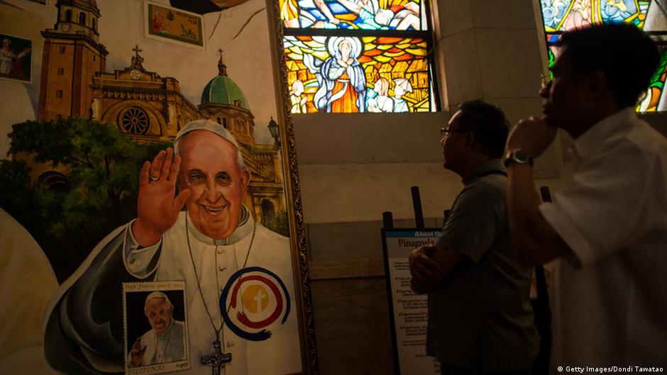 Pope Francis begins South Asia tour – DW – 01/12/2015