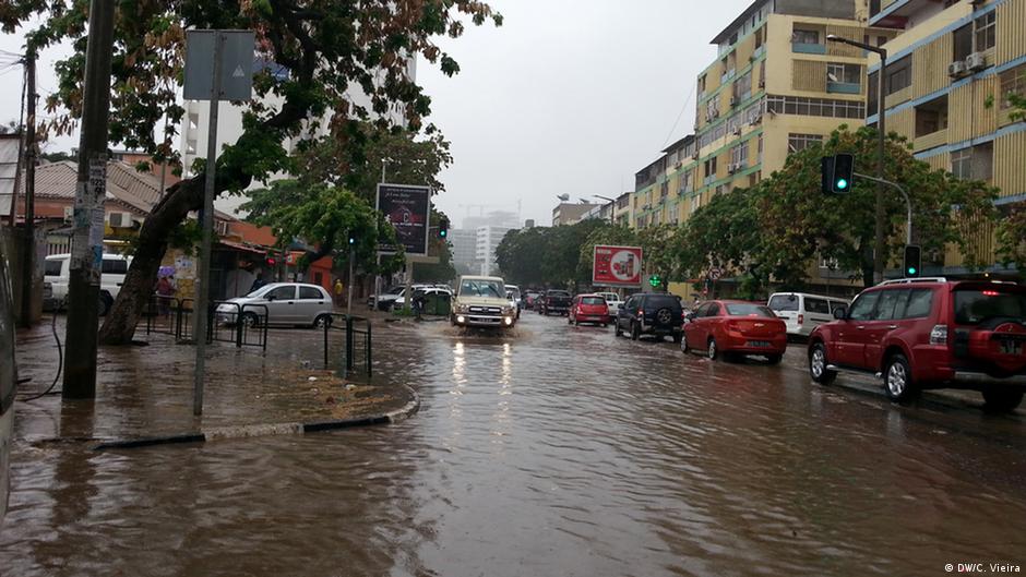 Chuva: Transtorno para a população de Luanda – DW – 16/11/2015