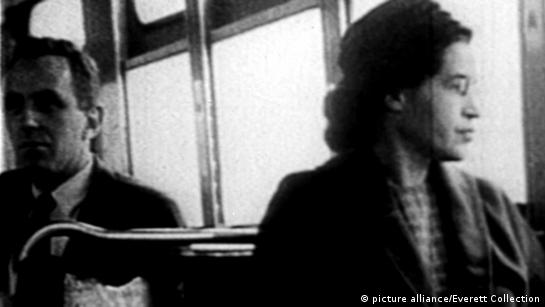 1955: Rosa Parks se recusa a ceder lugar a um branco nos EUA